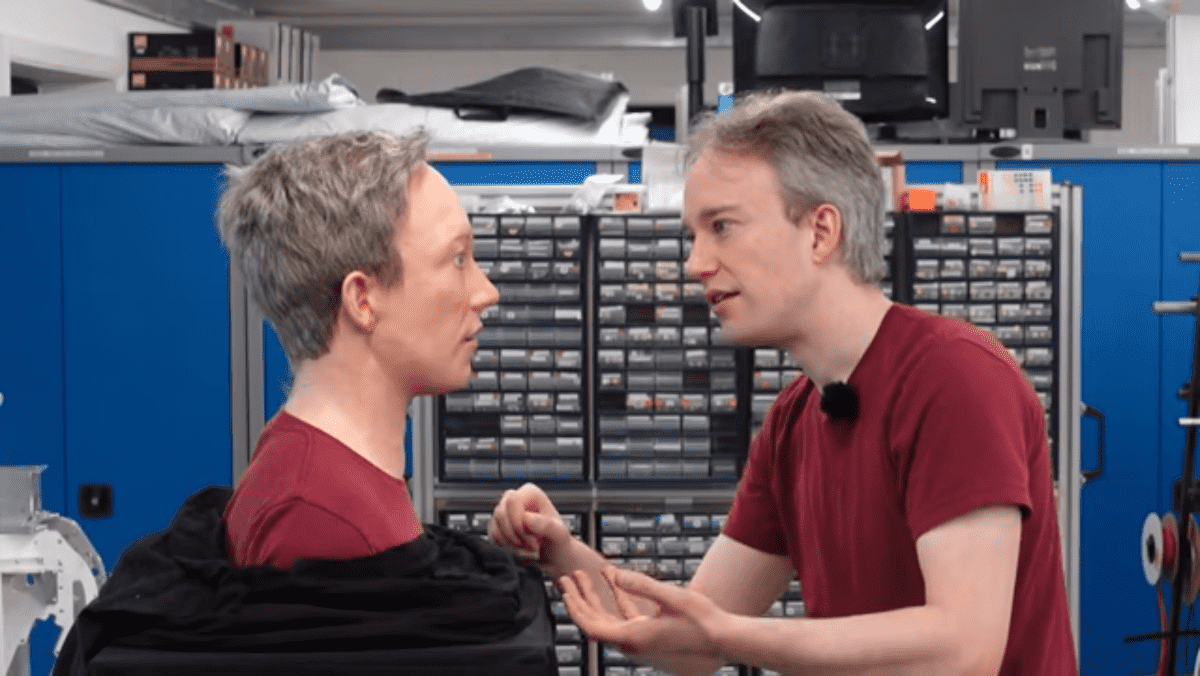 Watch A Youtuber Meets His Robot Doppelganger And Freak Ou