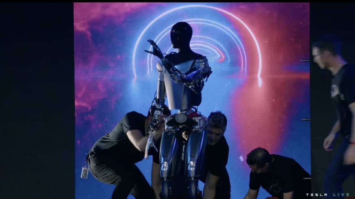 Elon Musk Has Revealed The Optimus Humanoid Bot At Tesla AI