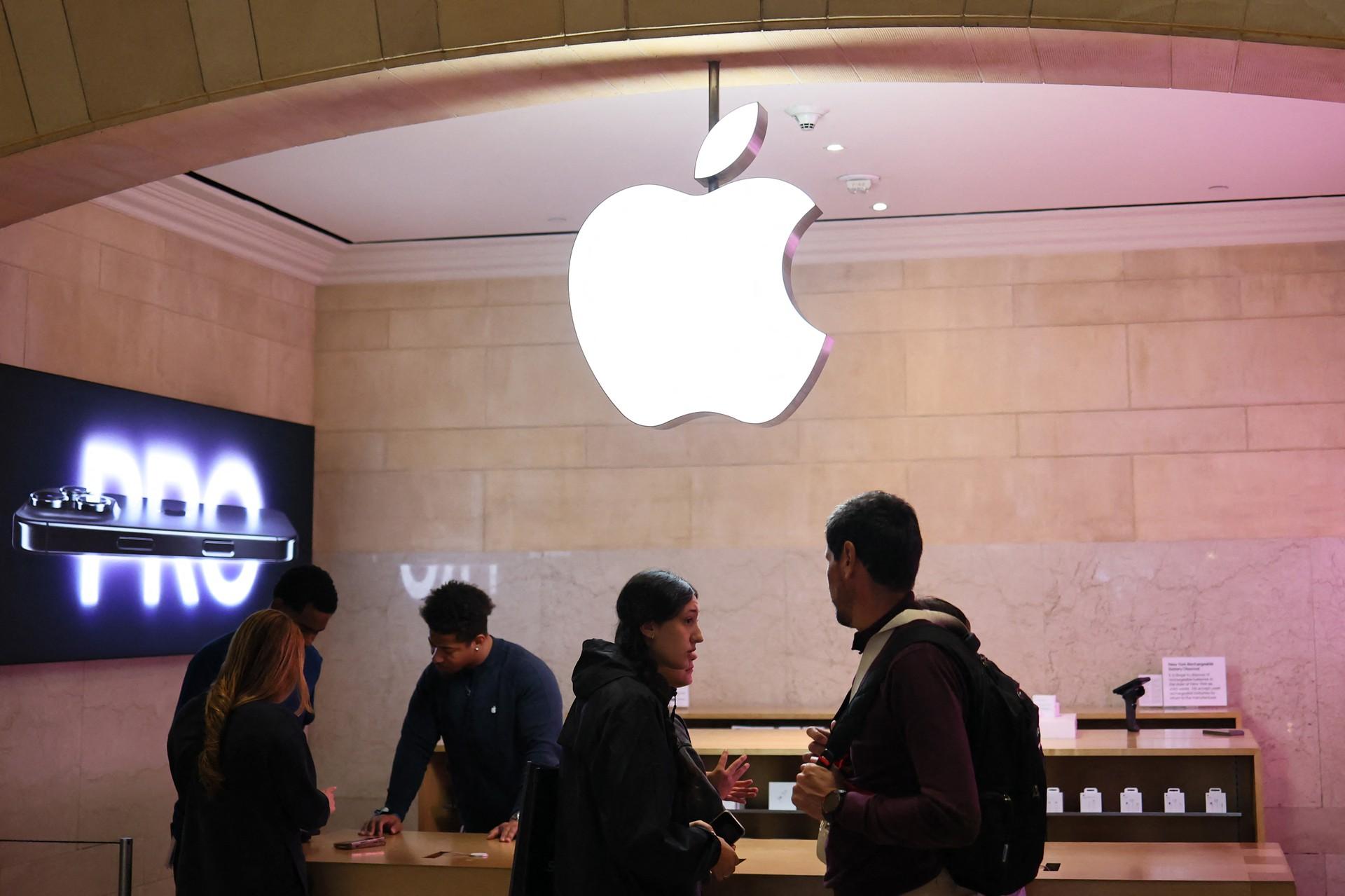 Apple To Face A $900 Million Quarterly Loss Due To Tariffs