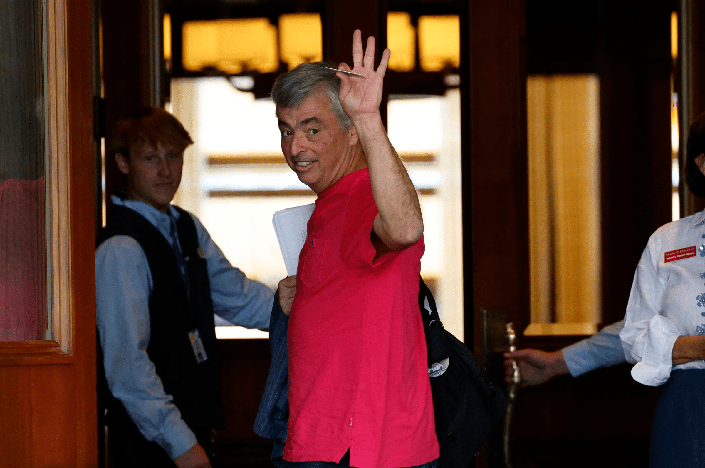 Eddy Cue Is Fighting To Save Apple’s $20 Billion Paycheck